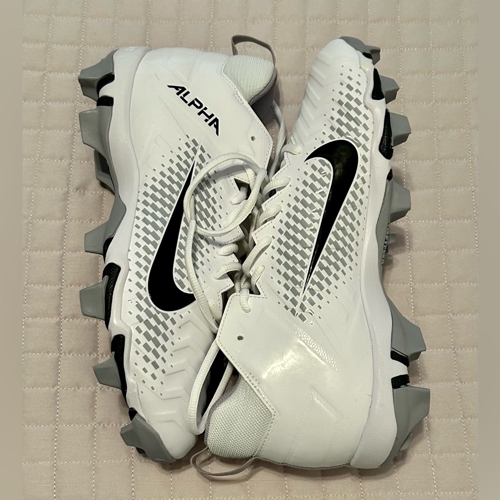 New Nike Alpha Football Cleats (Men’s 9.5) - Gem
